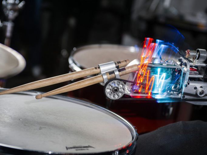 Robotická ruka umožňuje bubeníkovi znovu hrať | pc.sk